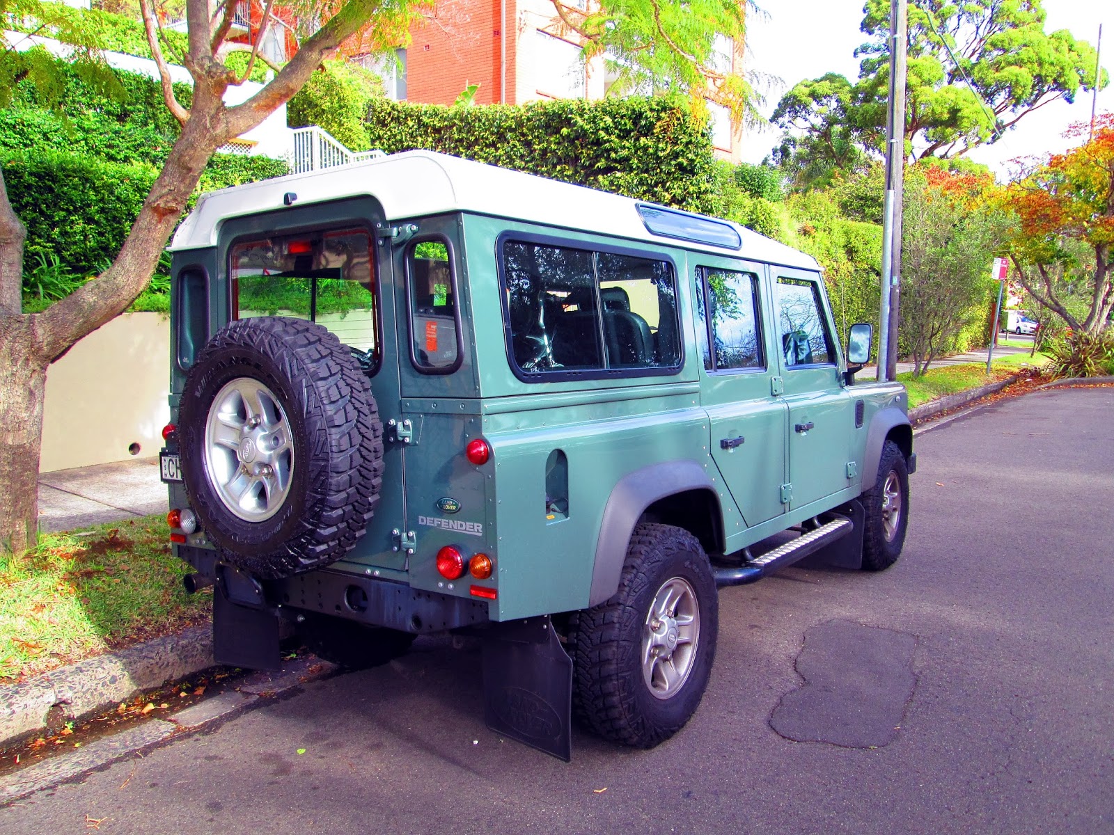 Aussie Old Parked Cars: 2011 Land Rover Defender LWB