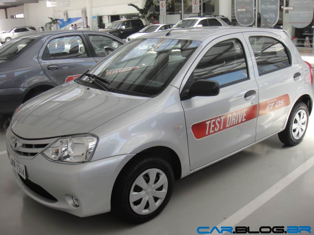 Etios Hatch X (versão básica): preço, fotos, consumo e ficha técnica