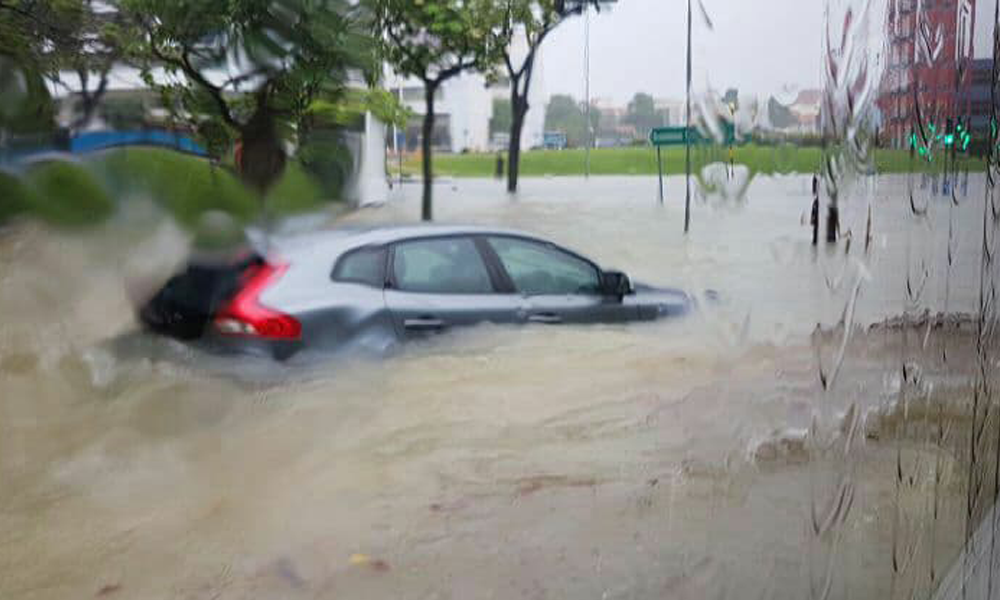 Under The Angsana Tree: 'Worst flash floods in 30 years'