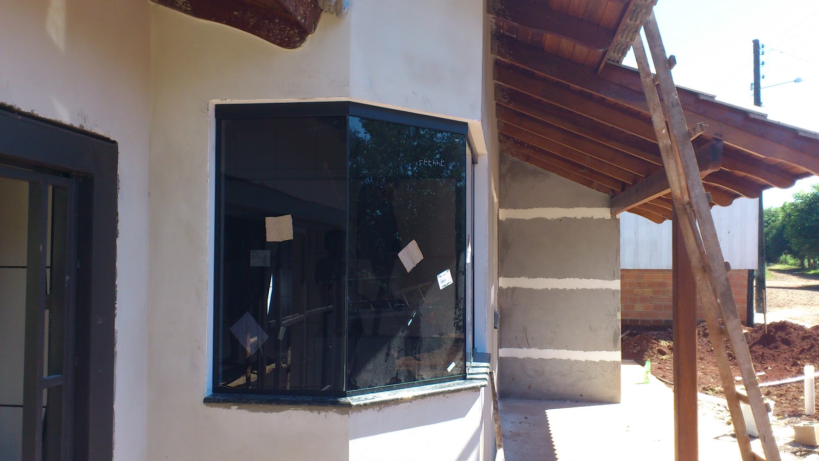 Vidrolar: Janela de canto , com vidro fumê.