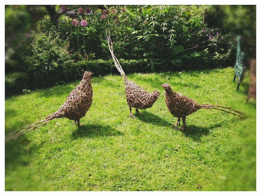 Making a willow chicken for my Garden - Karen Barlow