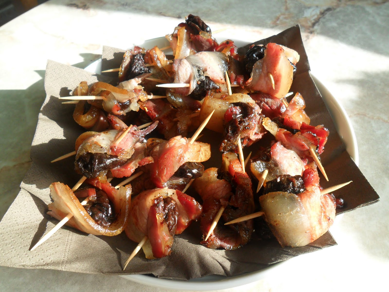 MĖGSTU GAMINTI: Brendyje mirkytos slyvos su šonine