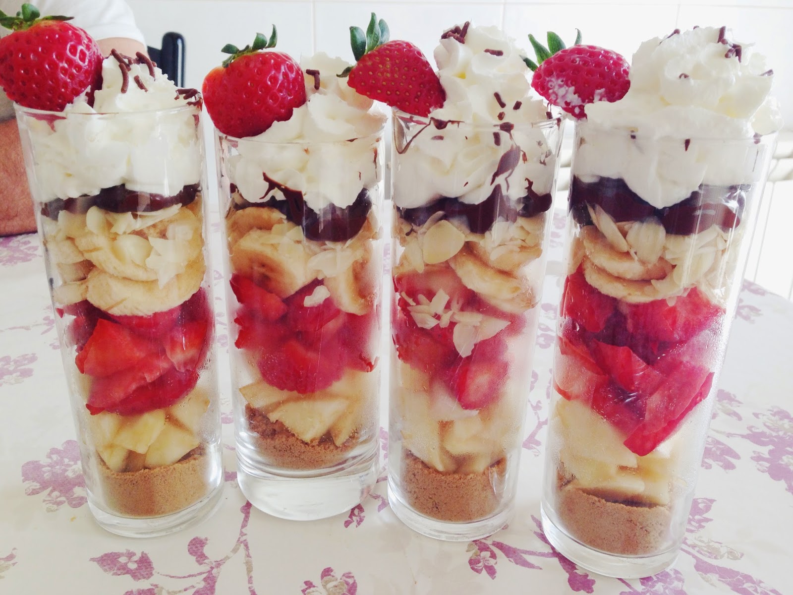 Sara Pérez: Vasos de frutas con galletas, chocolate y nata.