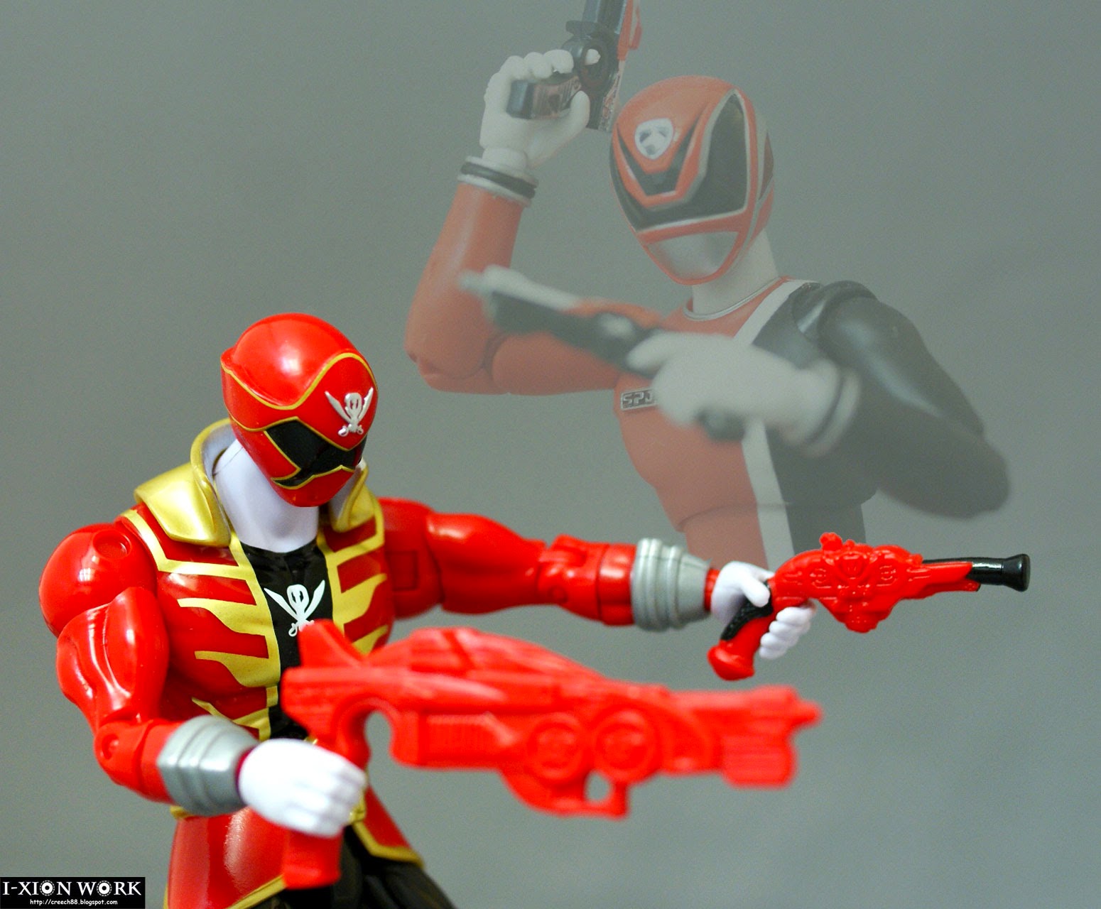 一眼看穿: Power Rangers Super Megaforce - Armored Super Mega Red