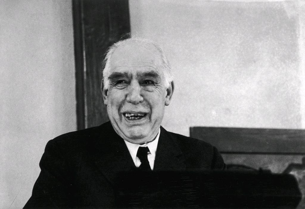 Historical Wallpapers: Niels Bohr (1885-1962)