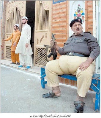 Blurt it out!!!: Some Handsome Pakistani Policemen ;-)