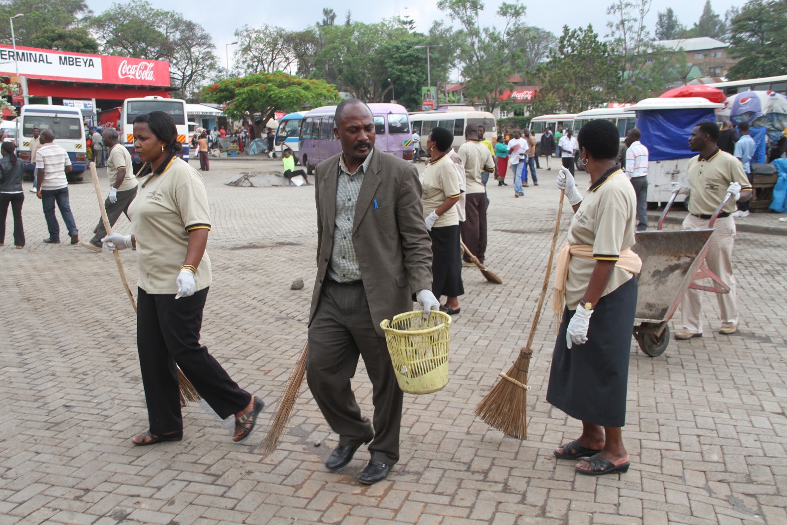 codemilabe: TRA MBEYA KUELEKEA SIKU YA MLIPA KODI WASAFISHA STAND KUU ...
