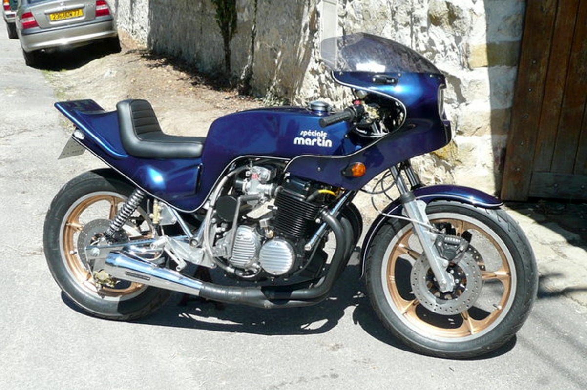 Cling on for dear life !!!: Re-worked Moto Martin CB750 Race Frame