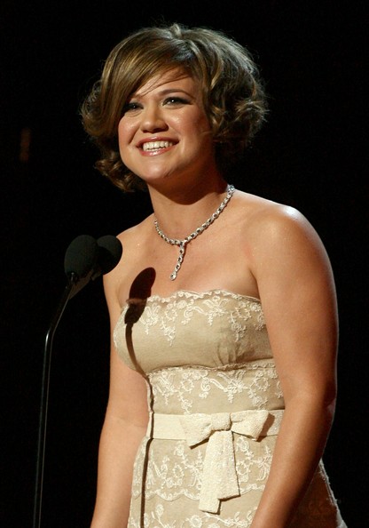 Hairstyle Review and Pictures: New look of Kelly Clarkson Hairstyles ...