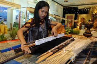 Weaving Songket Palembang - tiptraveltheworld