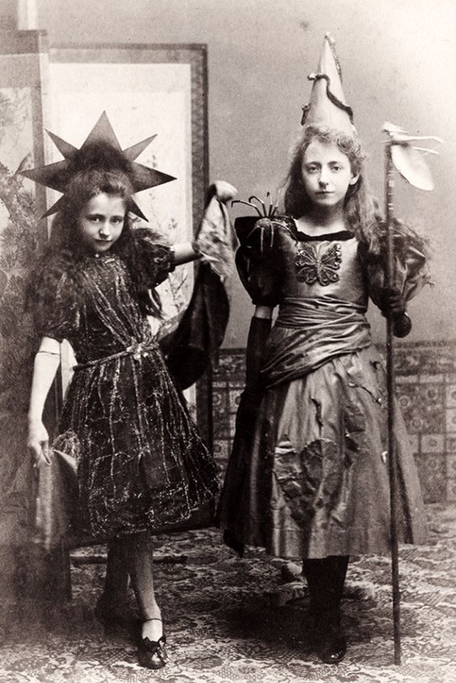 39 Interesting Photos That Capture Women in Witch Costumes From the ...