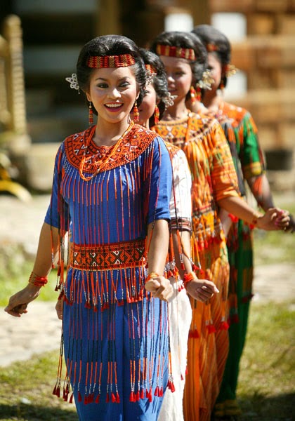 Tari Ma'gellu Asal Asli Toraja | makkawaruwe.blogspot.com