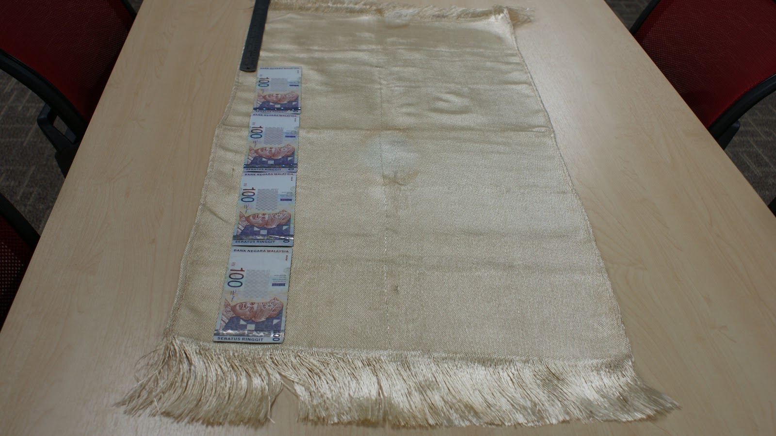 Alfero Permata: Kain Cindai Emas Kalis Api