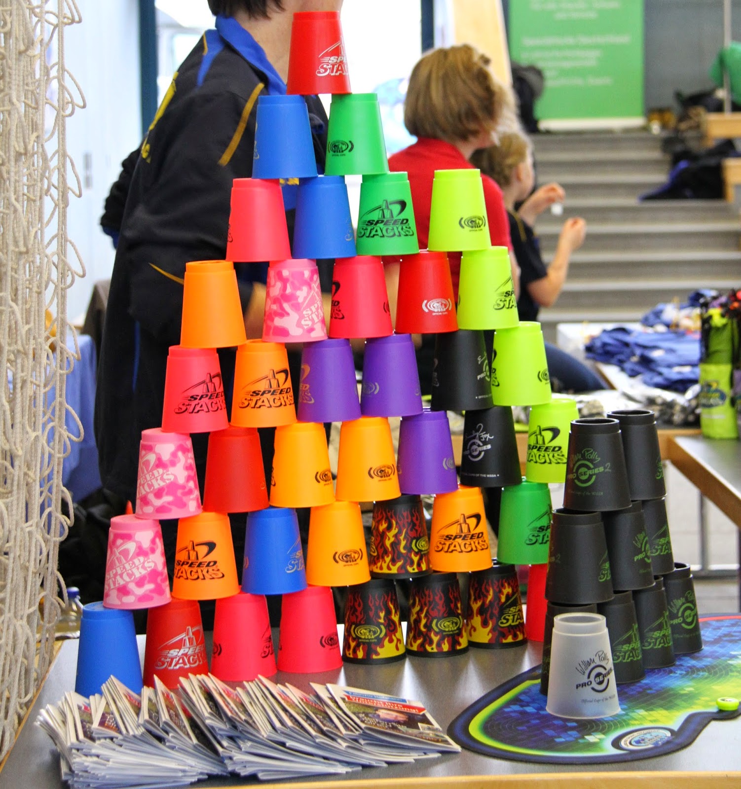 Farbenfrohe Kinkerlitzchen: Deutsche Meisterschaft im Sport Stacking