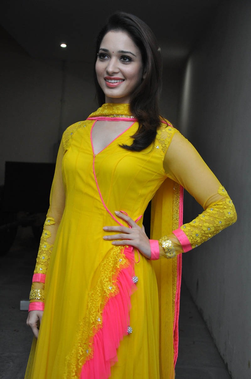 DESI ACTRESS PICTURES: Tamanna At Mr. Pellikoduku Audio Launch ...