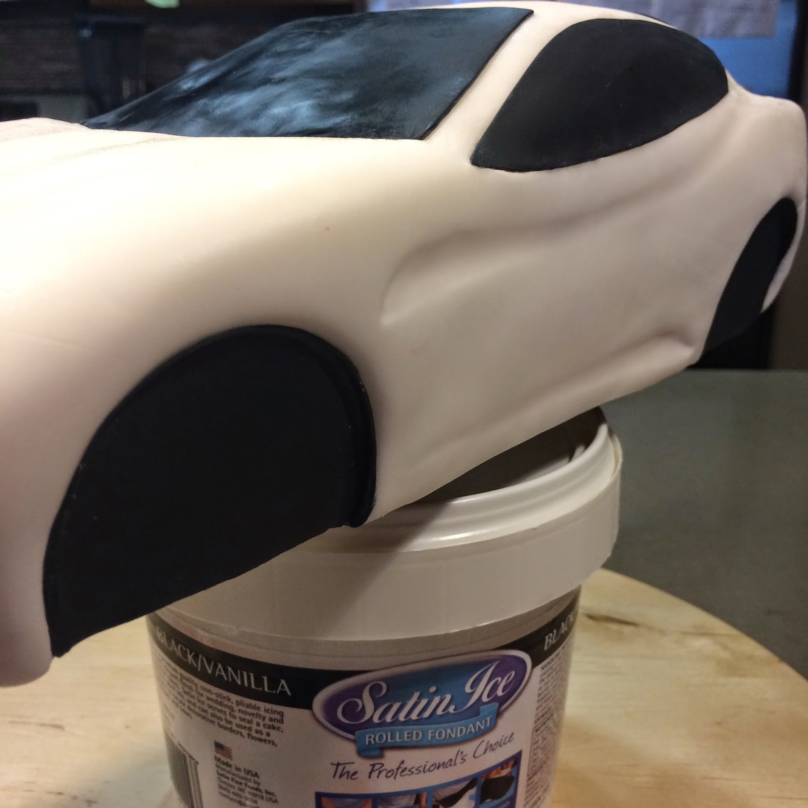 Delicious Arts Bakery: Ferrari California Cake Tutorial