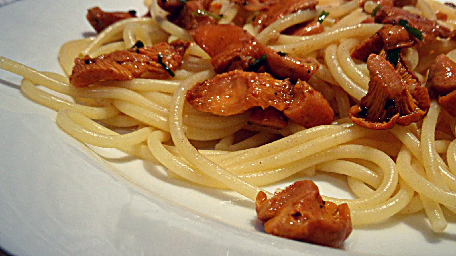 Chez Maximka: Girolle and garlic pasta