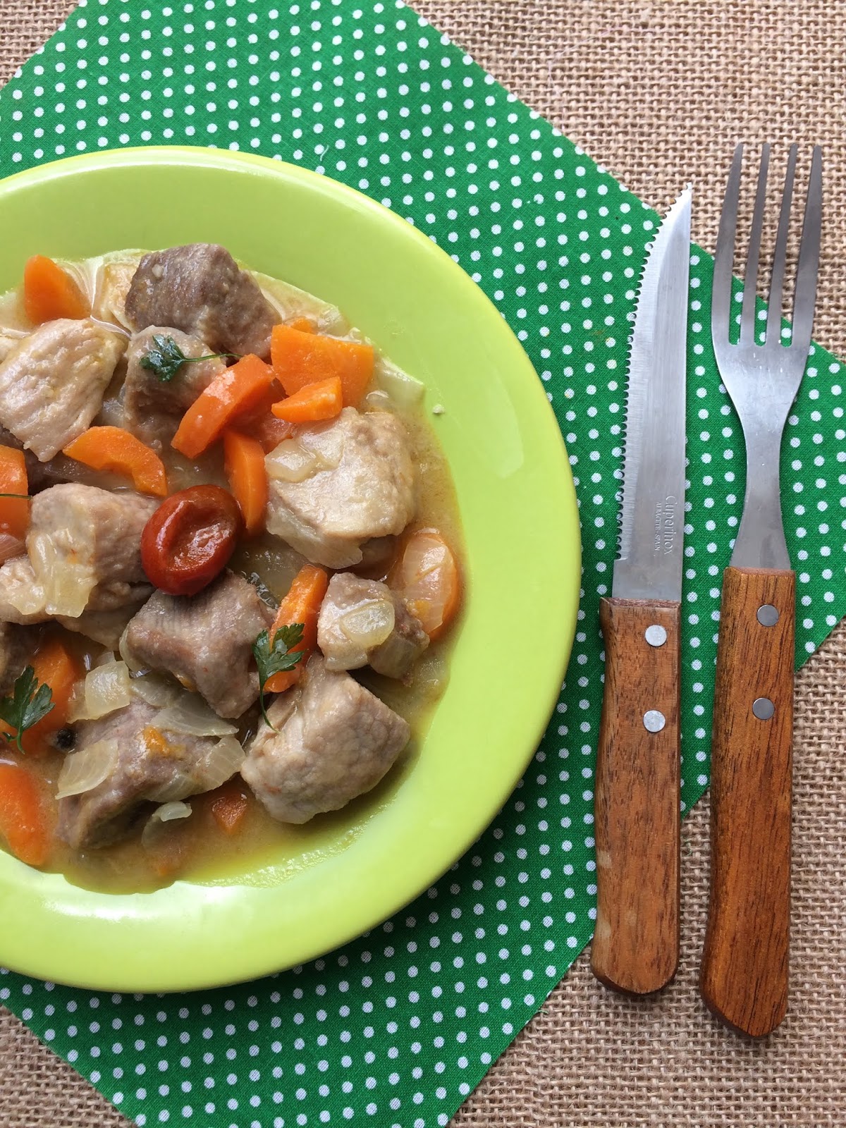 Lomo de cerdo guisado con verduras al cava