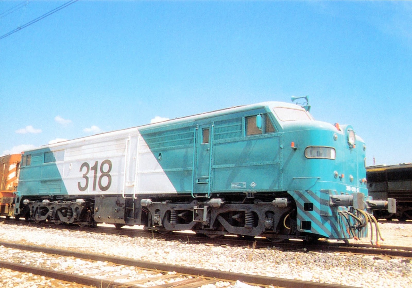 Rails sense fronteres: Locomotores Dièsel-elèctriques, sèrie 318 de Renfe.