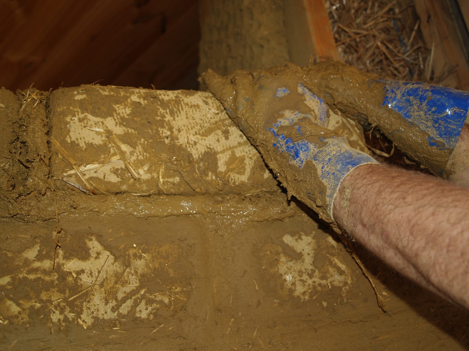 Building the round strawbale house
