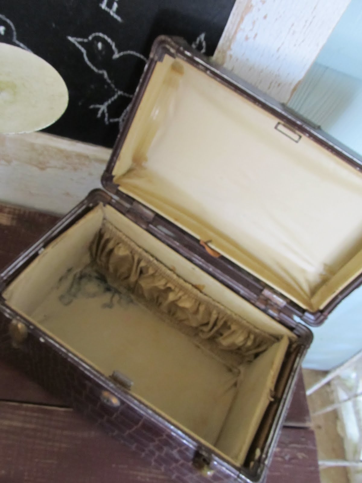 Cottage Hill: Vintage Suitcase Ideas