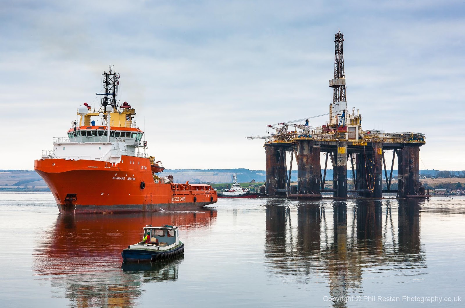 Photographing The oil rig Sedco 712 in the Cromarty Firth