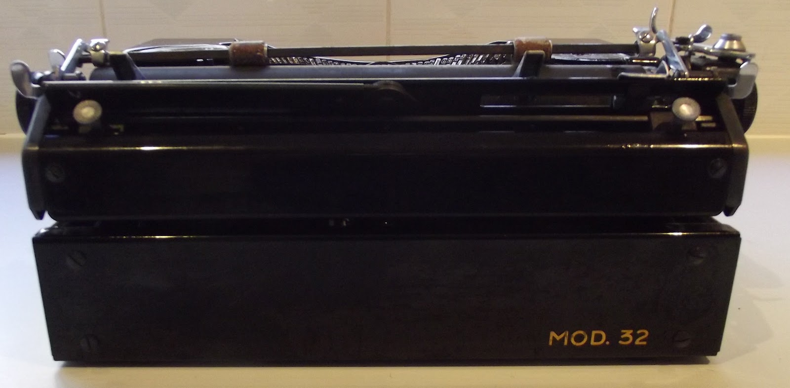 oz.Typewriter: The Adler Model 32 Portable: Sweet Typewriter Eye Candy