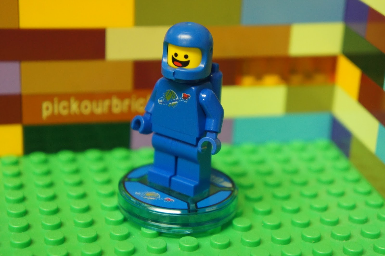 The LEGO Movie TLM057 BENNY The Spaceman Minifigure w/ Toy Tag Base ...