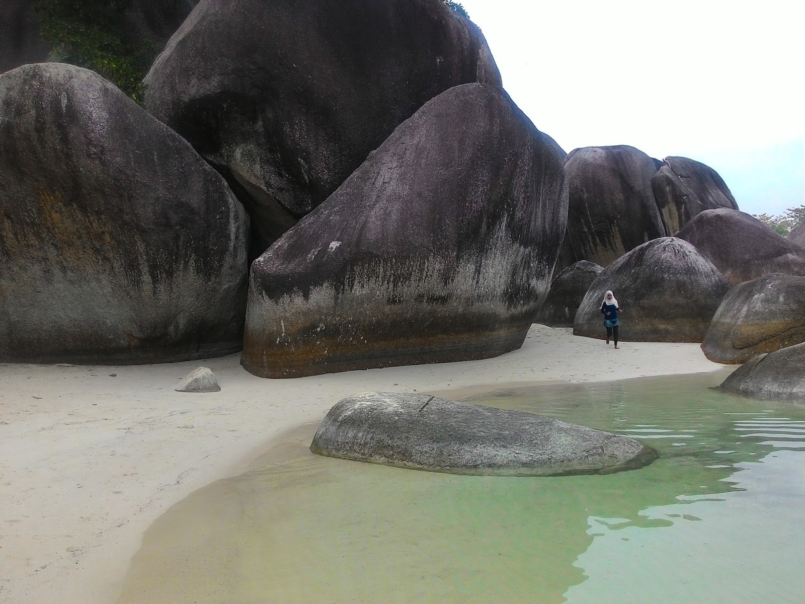 Di Balik Batu Pantai Tanjung Tinggi
