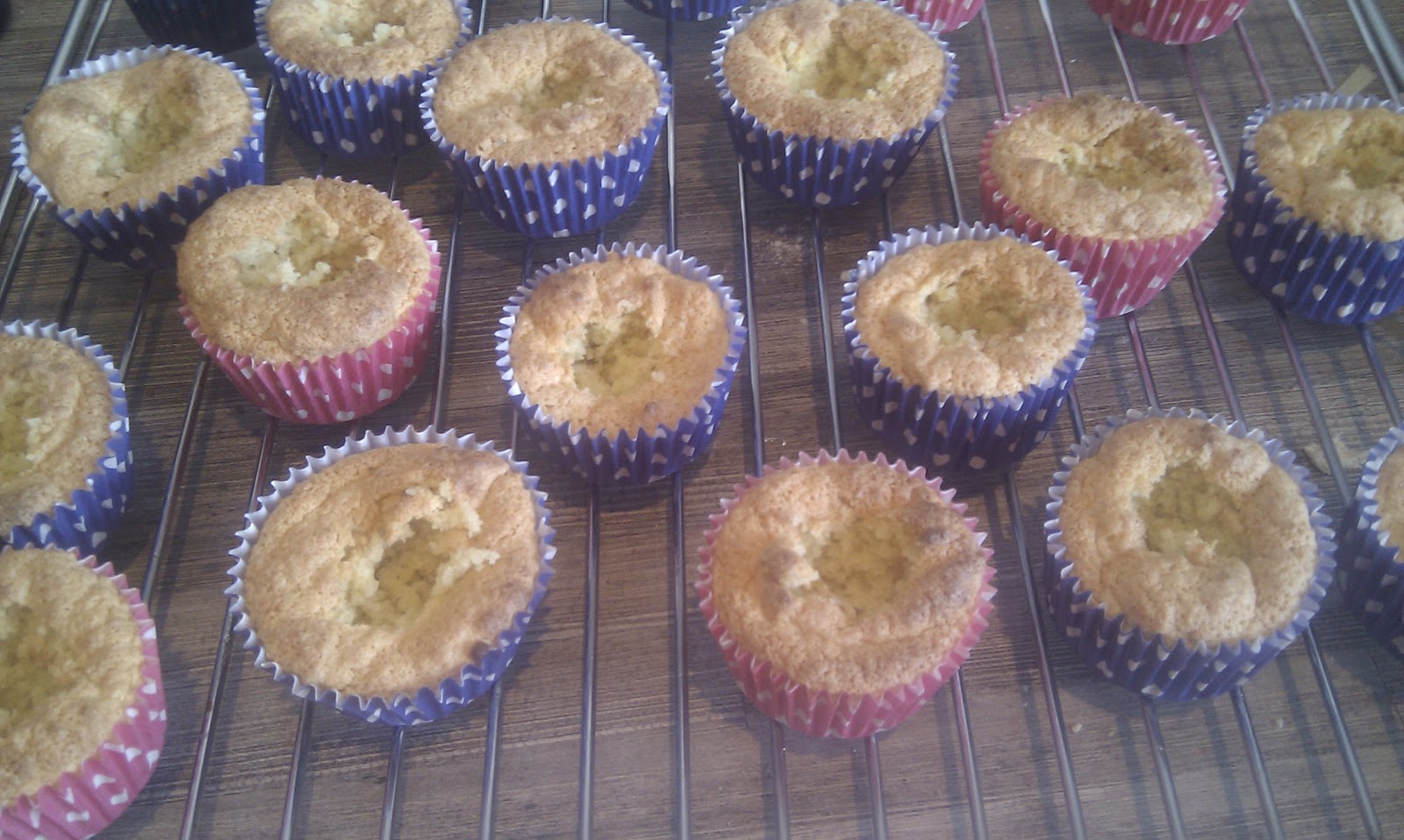 The Consummate Cake Quest: It's Easter! Jammy Dodger Cupcakes and Apple ...