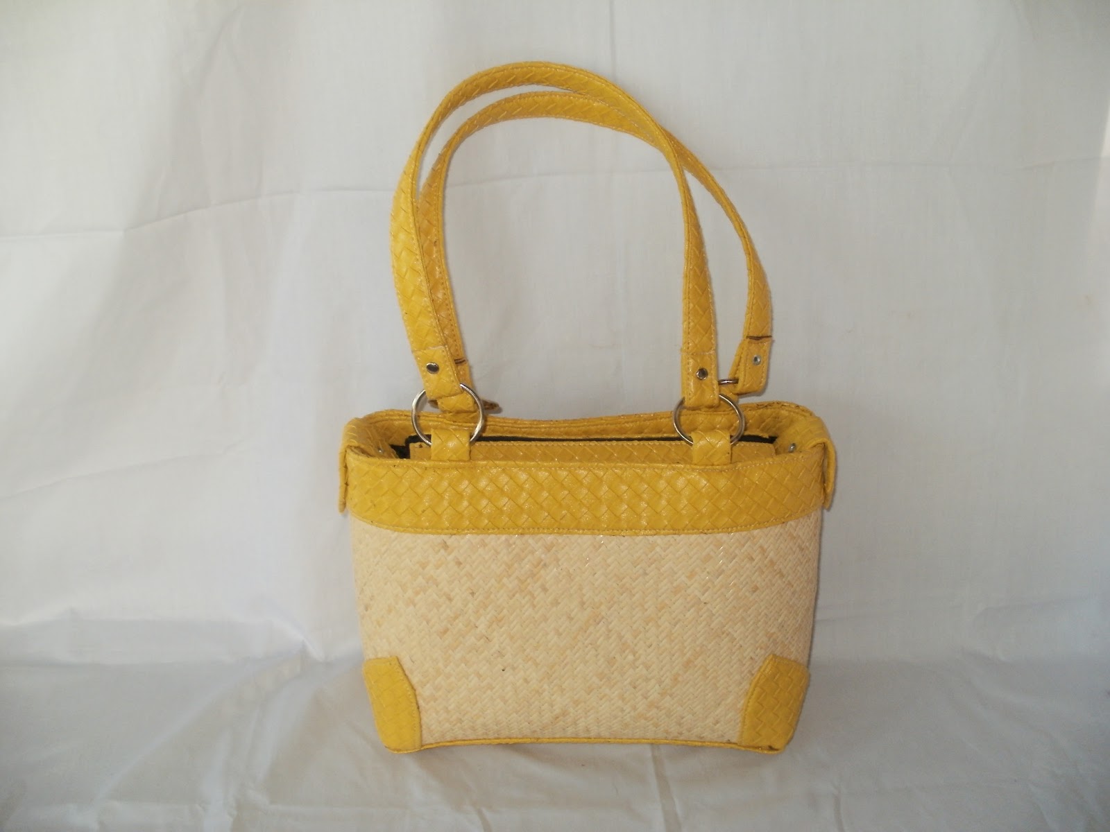 KREASI TAS ROTAN: TAS DARI ANYAMAN ROTAN DAN KULIT