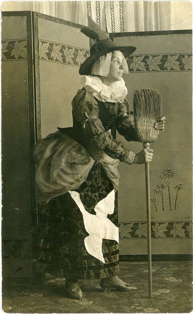 39 Interesting Photos That Capture Women in Witch Costumes From the ...
