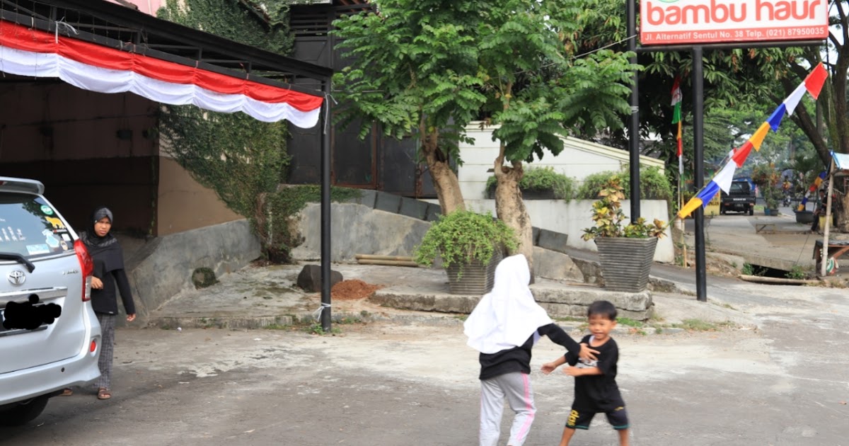 Lesehan di Resto Ikan Bakar Bambu Haur