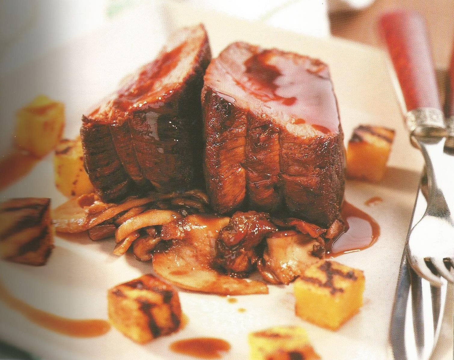 FILETTO DI MANZO AL MERLOT E GINEPRO CON FUNGHI