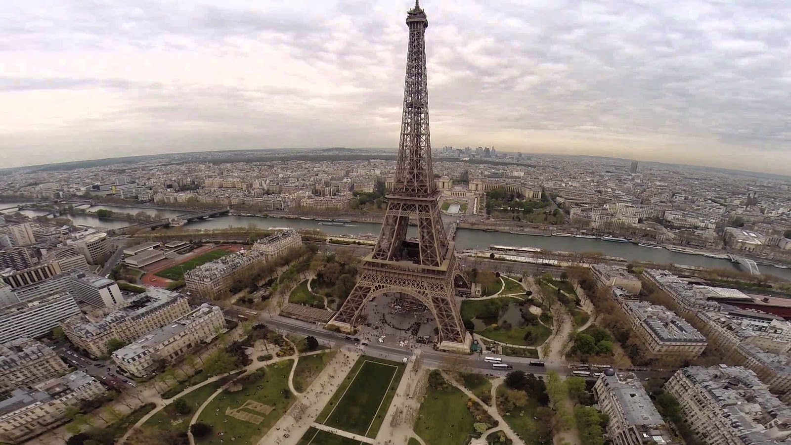 Droneando en Diverteca.com: Sobrevuelan París en dron.