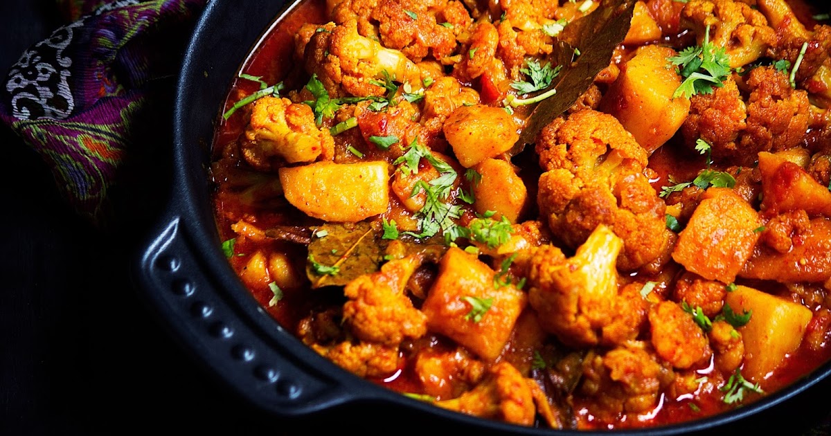 Fulkopi Chingrir Torkari / Bengali Style Cauliflower and Prawns Curry
