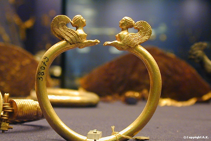 Antara artifak-artifak emas yang ditemui dalam piramid - Unikversiti