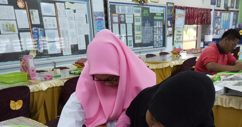 AKTIVITI : MEMBUAT BUKU SKRAP ~ PUSAT SUMBER SMK MUNSHI ABDULLAH