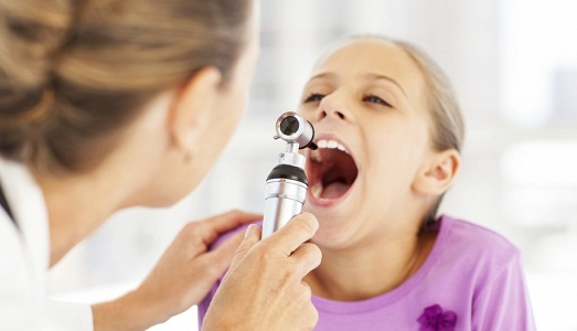 Apa Ciri-Ciri Amandel Bengkak Membesar, Meradang, Harus Dioperasi