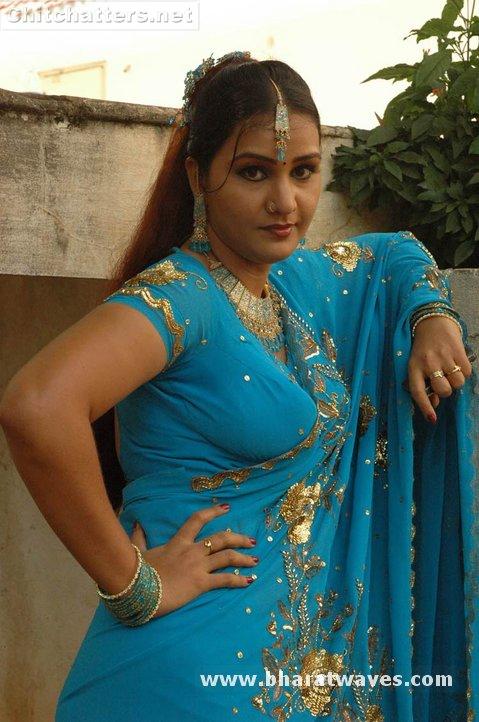 Hot Indian Aunty Side Boobs