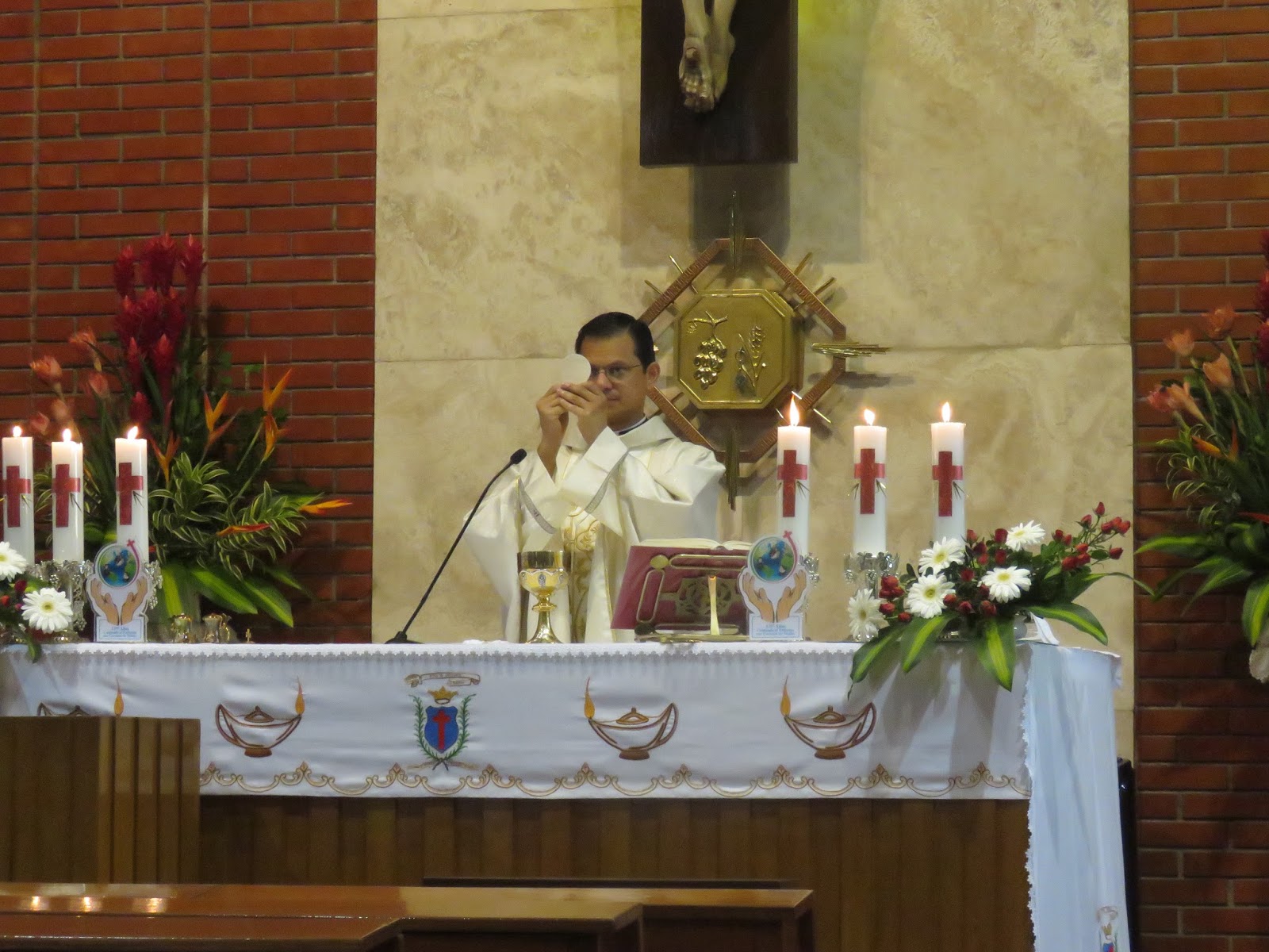 Perú: Jubileo del Instituto. Clínica Padre Luis Tezza, Casa de Reposo y Escuela de Enfermería ...