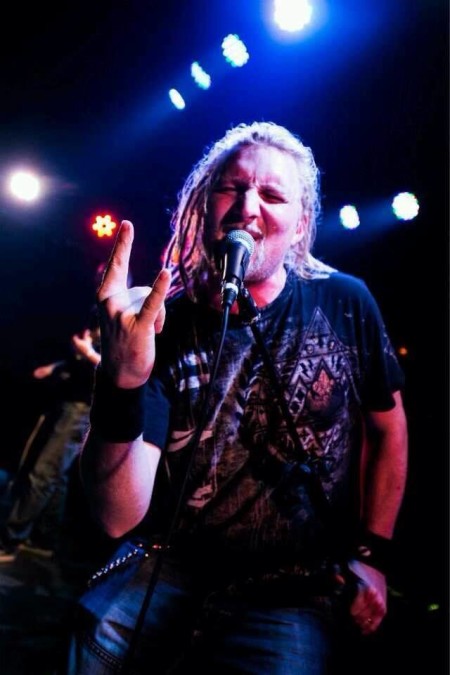 Metal da Ilha: Vocalista sueco Rob Lundgren canta música em espanhol