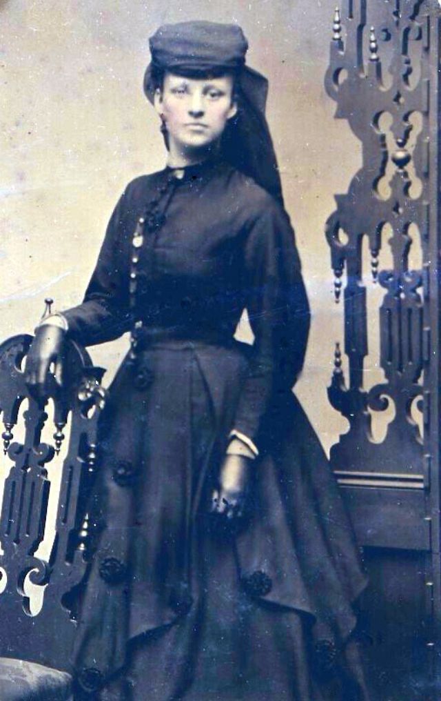 Victorian Widows: Graceful Photos of Young Women in Mourning Dresses ...