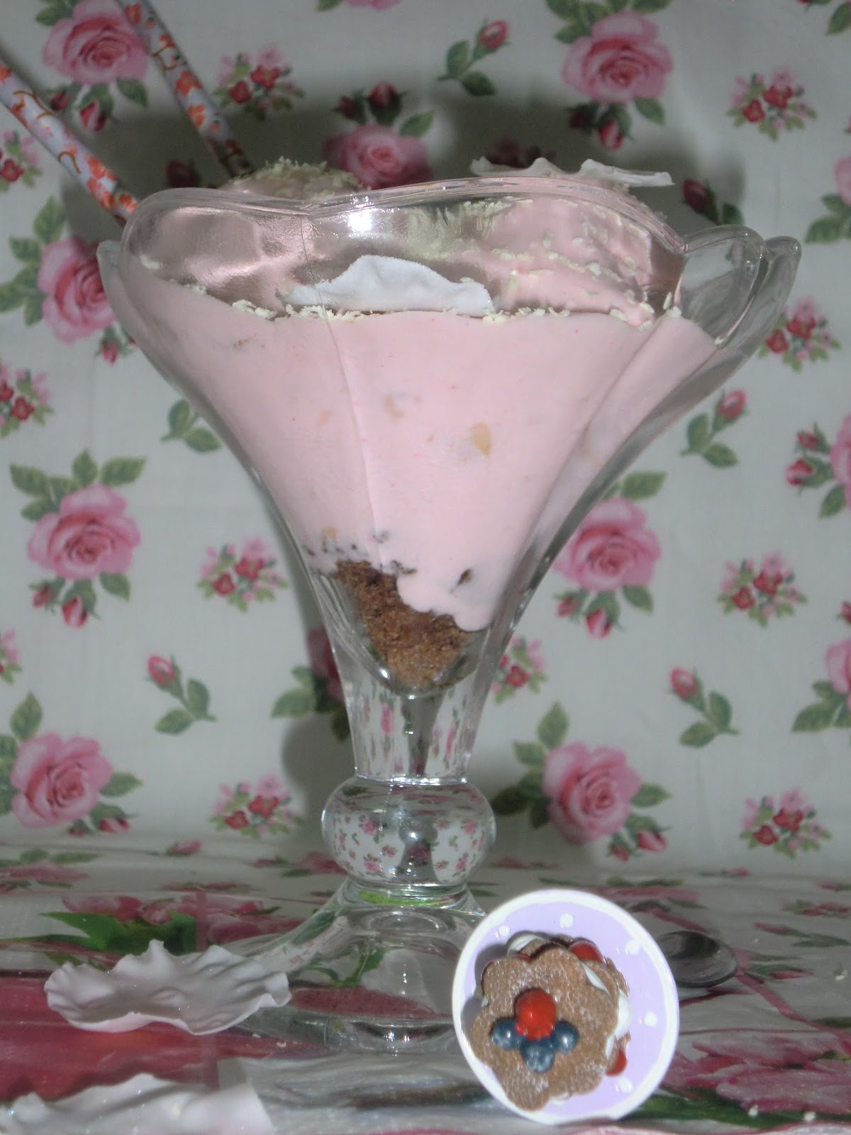 Caprichos en la Cocina.: Helado de pétalos de rosa (muy fácil).