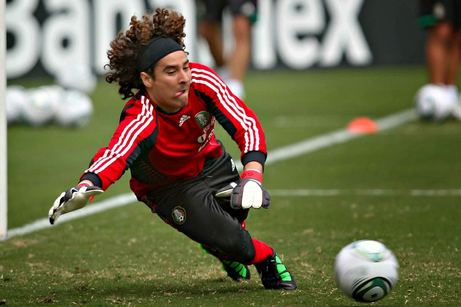 Atajada De Memo Ochoa Se Convierte En Arte En Brasil Al Minuto