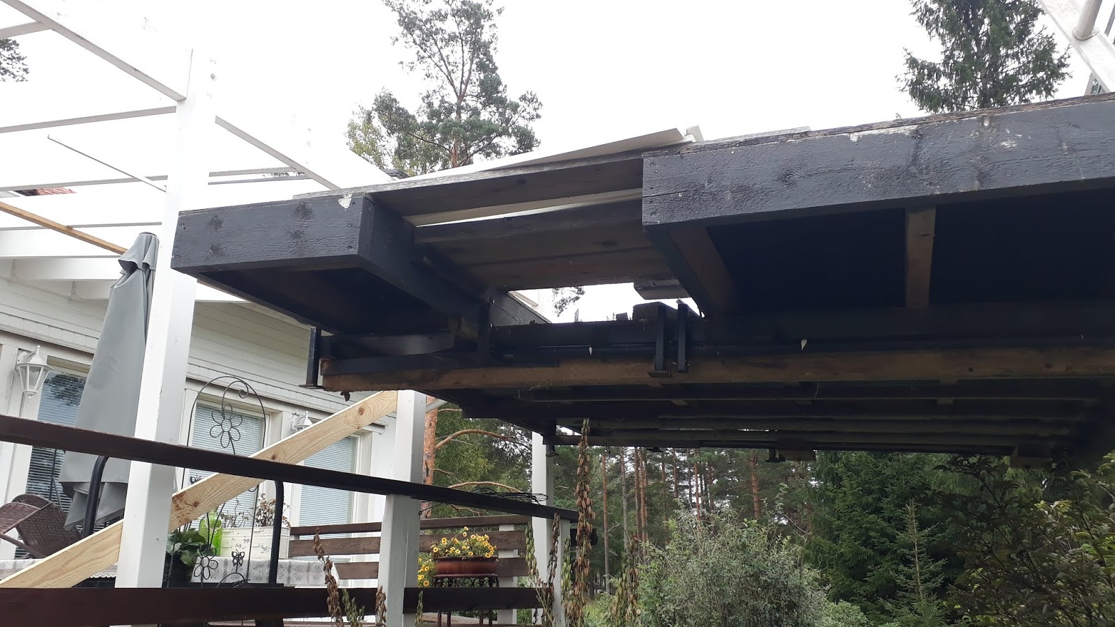 Ritavuoren juurella: Terassin lasikaton teko