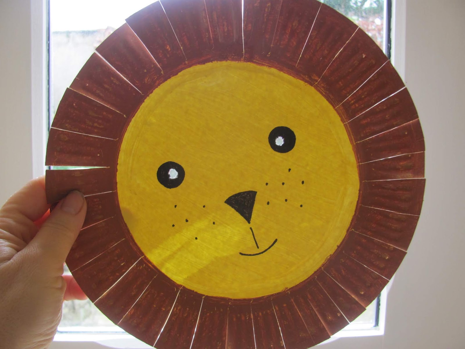 Jumble Tree: Brian the Lion paper plate and mask - World Book Day