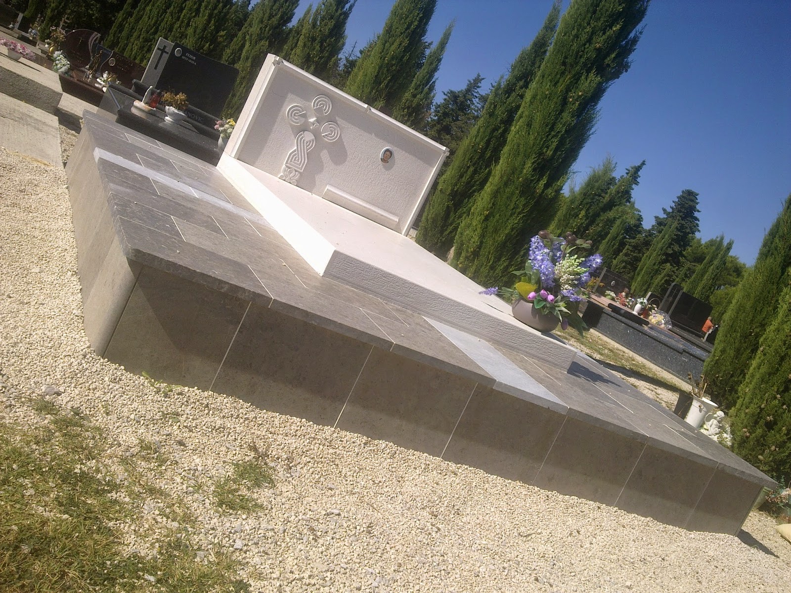 KAMENOGLEDALO: GROBNICE OD KAMENA I MRAMORA (po narudžbi)