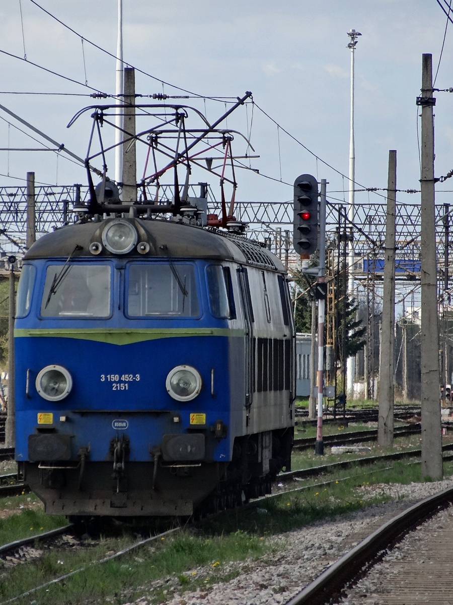 ET22-736 w drodze do stacji docelowej | Kolejowe Kielce