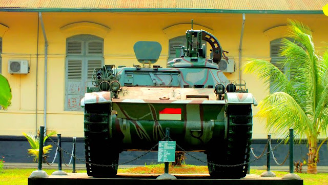 Old AMX 13 APC (Armored Personnel Carrier) - BLOGOPIX